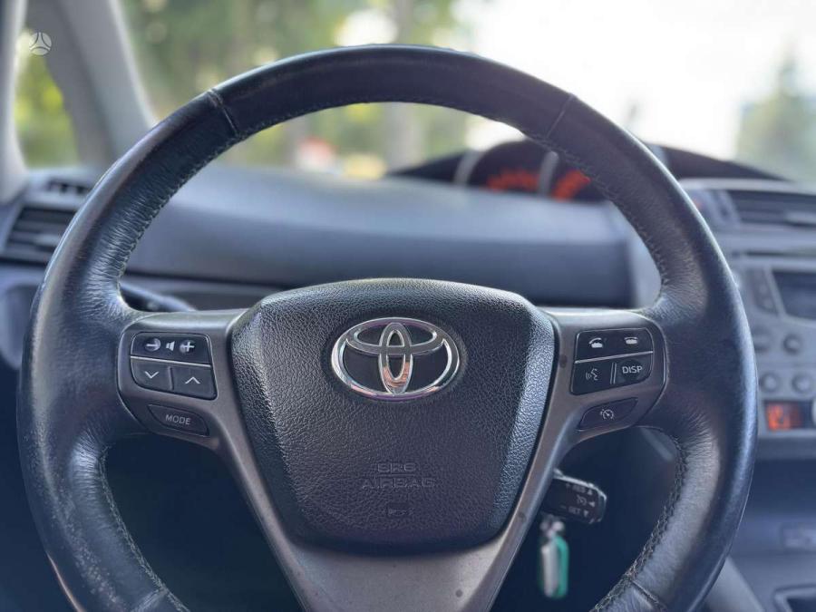 Pelēks Toyota Verso 2011 Kretinga, ar dzinēja tilpumu 2.00 L un nobraukumu 289 tūkst. km par 2995 €, foto 16 vietnē AUTOMOTO.COM.LV