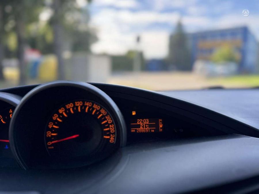 Pelēks Toyota Verso 2011 Kretinga, ar dzinēja tilpumu 2.00 L un nobraukumu 289 tūkst. km par 2995 €, foto 17 vietnē AUTOMOTO.COM.LV