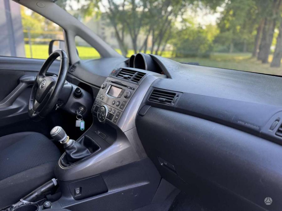 Pelēks Toyota Verso 2011 Kretinga, ar dzinēja tilpumu 2.00 L un nobraukumu 289 tūkst. km par 2995 €, foto 18 vietnē AUTOMOTO.COM.LV