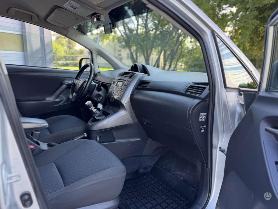 Pelēks Toyota Verso 2011 Kretinga, ar dzinēja tilpumu 2.00 L un nobraukumu 289 tūkst. km par 2995 €, foto 19 vietnē AUTOMOTO.COM.LV