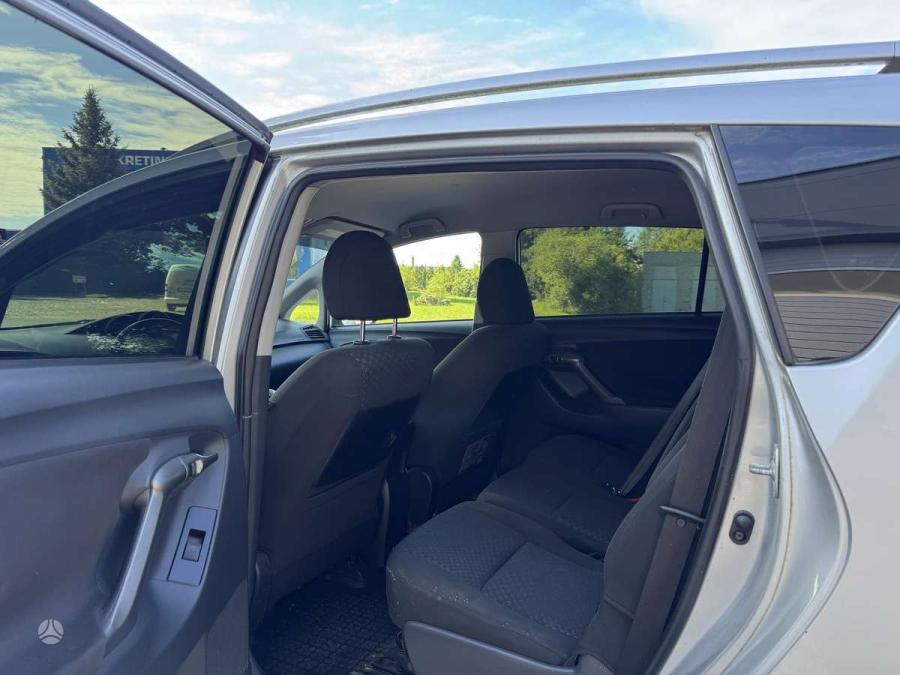 Pelēks Toyota Verso 2011 Kretinga, ar dzinēja tilpumu 2.00 L un nobraukumu 289 tūkst. km par 2995 €, foto 20 vietnē AUTOMOTO.COM.LV