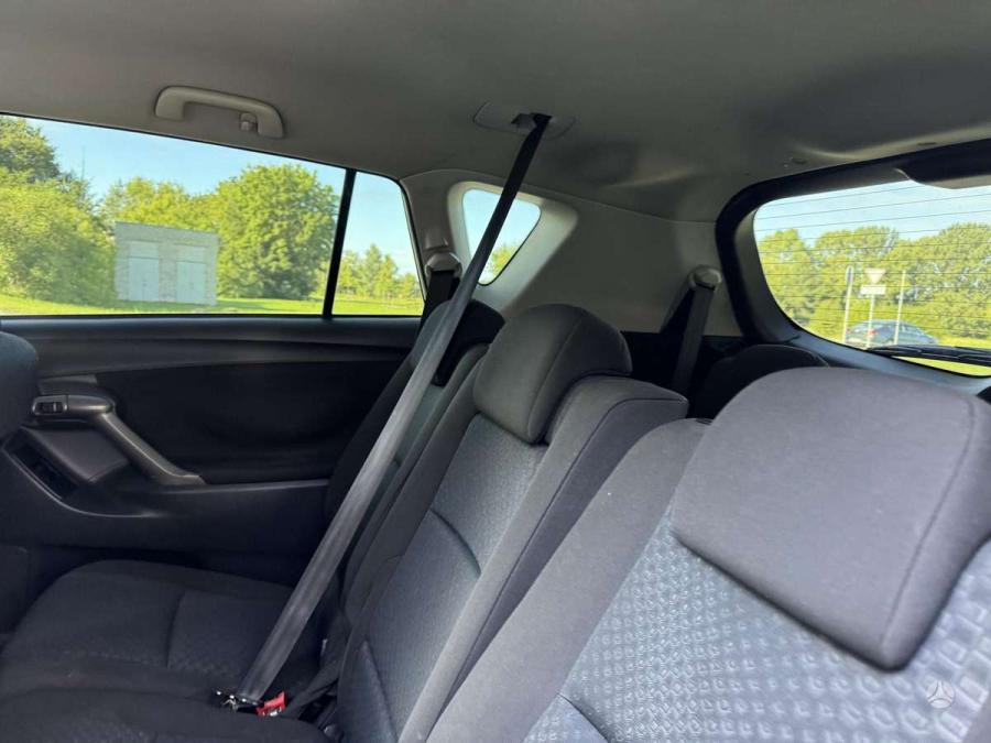 Pelēks Toyota Verso 2011 Kretinga, ar dzinēja tilpumu 2.00 L un nobraukumu 289 tūkst. km par 2995 €, foto 21 vietnē AUTOMOTO.COM.LV