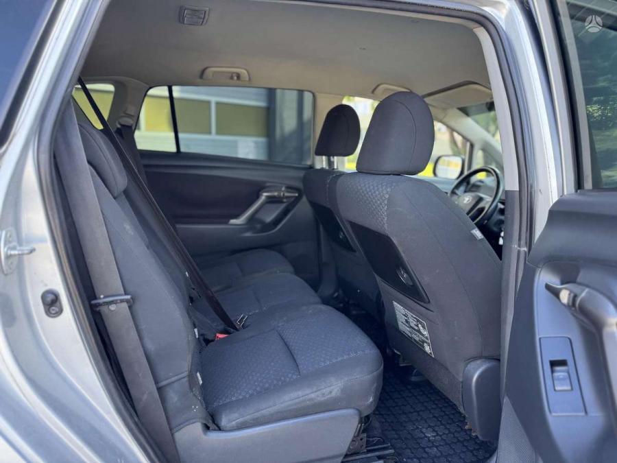 Pelēks Toyota Verso 2011 Kretinga, ar dzinēja tilpumu 2.00 L un nobraukumu 289 tūkst. km par 2995 €, foto 24 vietnē AUTOMOTO.COM.LV