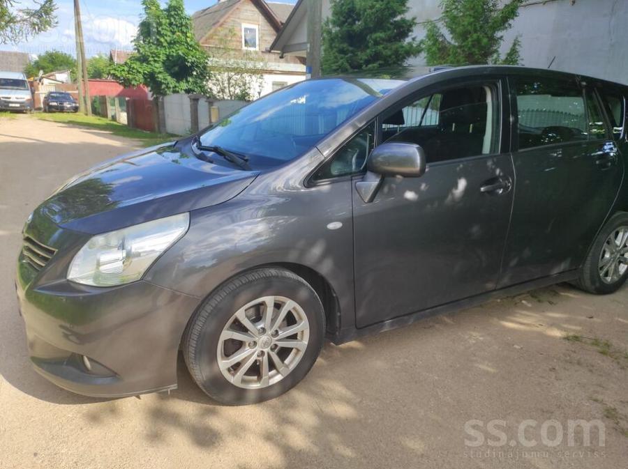 Pelēks Toyota Verso 2011 Daugavpils, ar dzinēja tilpumu 2.00 L un nobraukumu 200 tūkst. km par 5000 €, foto 3 vietnē AUTOMOTO.COM.LV