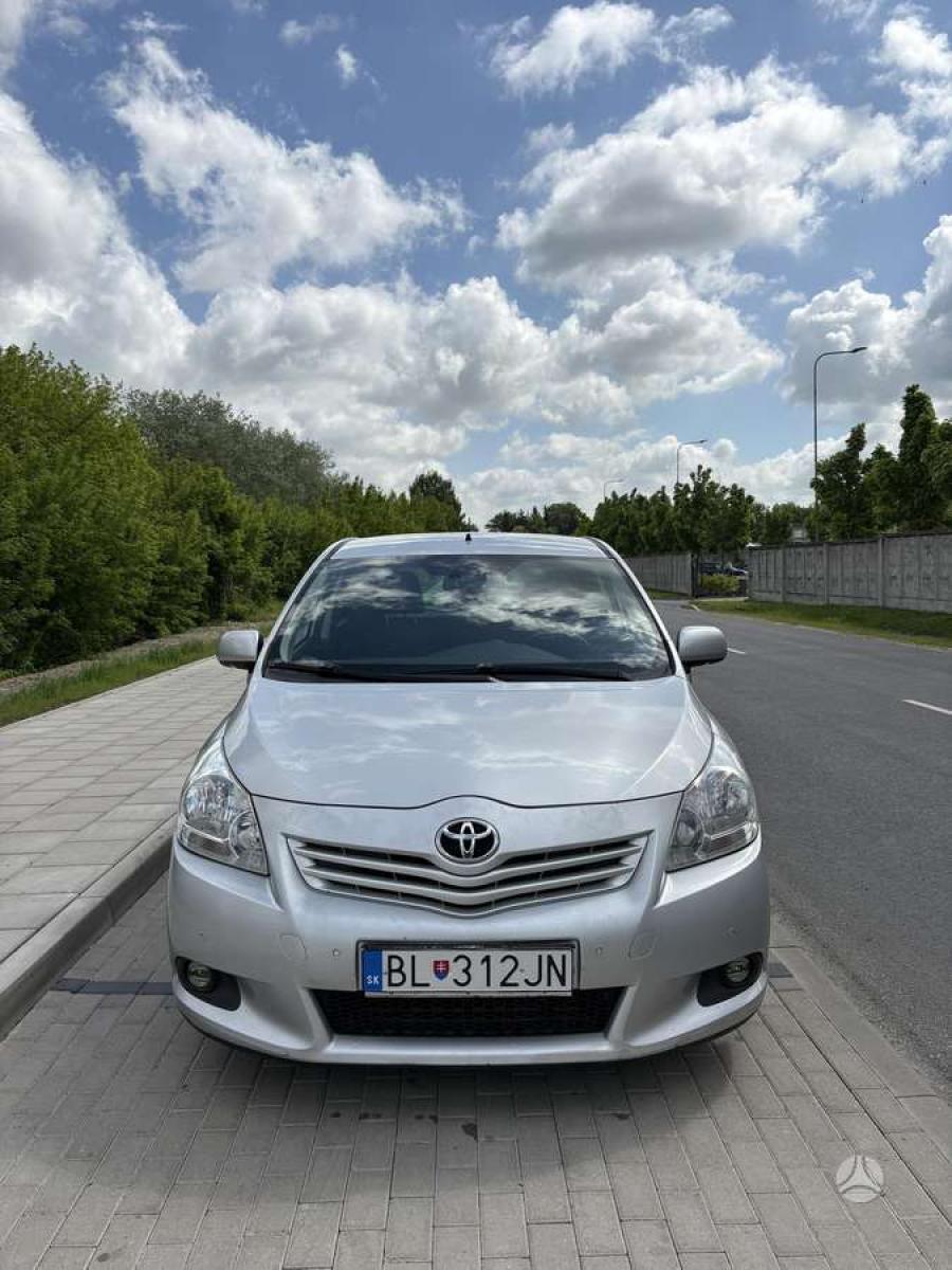 Grey Toyota Verso 2011 in Vilnius, with an engine capacity of 2.23 L and mileage of 275 thousand km for 4000 €, photo 1 on AUTOMOTO.COM.LV