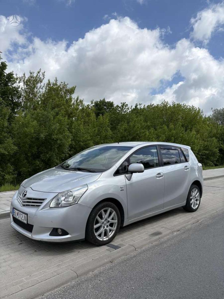 Grey Toyota Verso 2011 in Vilnius, with an engine capacity of 2.23 L and mileage of 275 thousand km for 4000 €, photo 3 on AUTOMOTO.COM.LV
