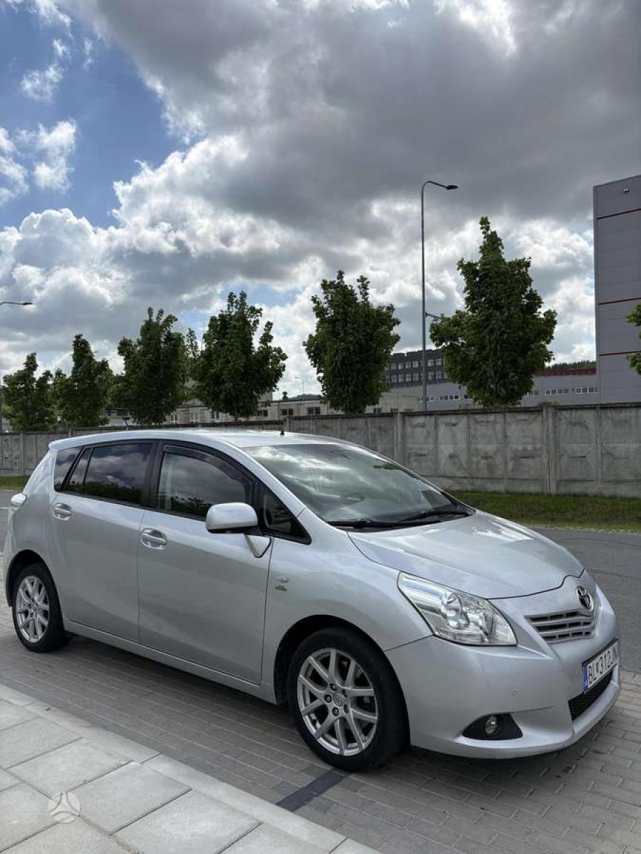 Grey Toyota Verso 2011 in Vilnius, with an engine capacity of 2.23 L and mileage of 275 thousand km for 4000 €, photo 4 on AUTOMOTO.COM.LV
