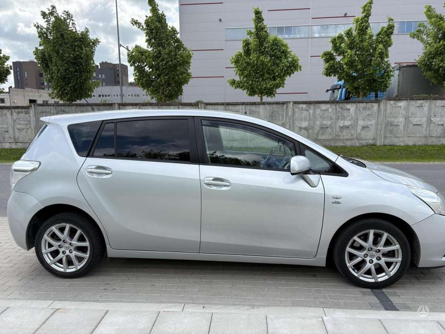 Grey Toyota Verso 2011 in Vilnius, with an engine capacity of 2.23 L and mileage of 275 thousand km for 4000 €, photo 5 on AUTOMOTO.COM.LV