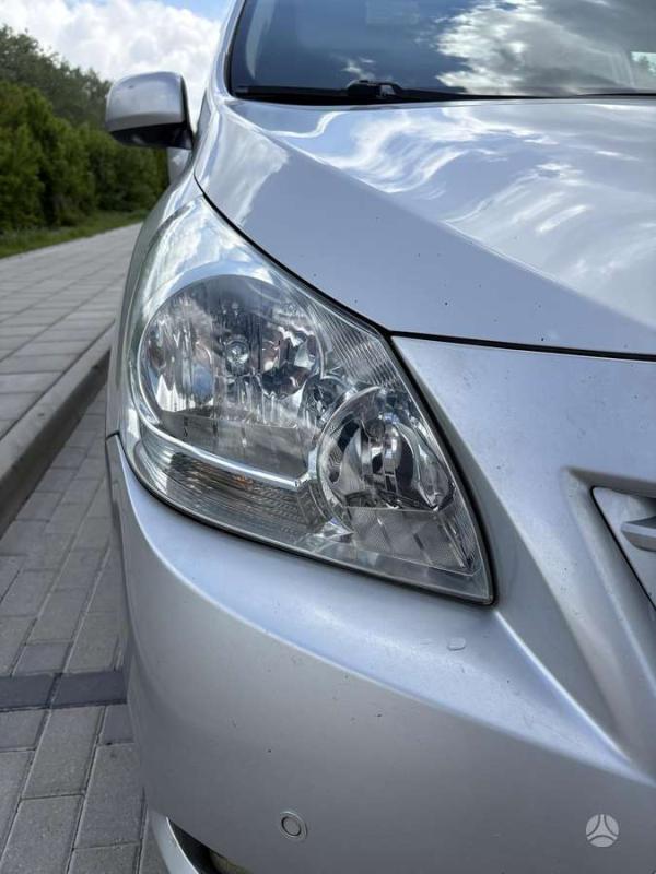 Pelēks Toyota Verso 2011 Viļņa, ar dzinēja tilpumu 2.23 L un nobraukumu 275 tūkst. km par 4000 €, foto 7 vietnē AUTOMOTO.COM.LV