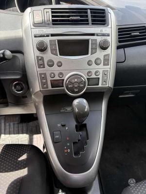 Grey Toyota Verso 2011 in Vilnius, with an engine capacity of 2.23 L and mileage of 275 thousand km for 4000 €, photo 12 on AUTOMOTO.COM.LV