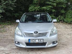 Pelēks Toyota Verso 2011 Viļņa, ar dzinēja tilpumu 2.23 L un nobraukumu 281 tūkst. km par 3400 €, foto  vietnē AUTOMOTO.COM.LV