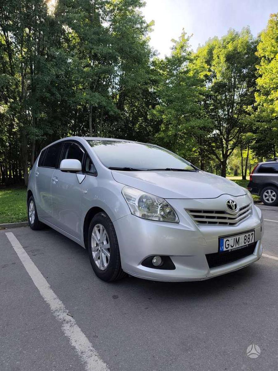 Pelēks Toyota Verso 2011 Plungė, ar dzinēja tilpumu 2.00 L un nobraukumu 190 tūkst. km par 3000 €, foto 3 vietnē AUTOMOTO.COM.LV