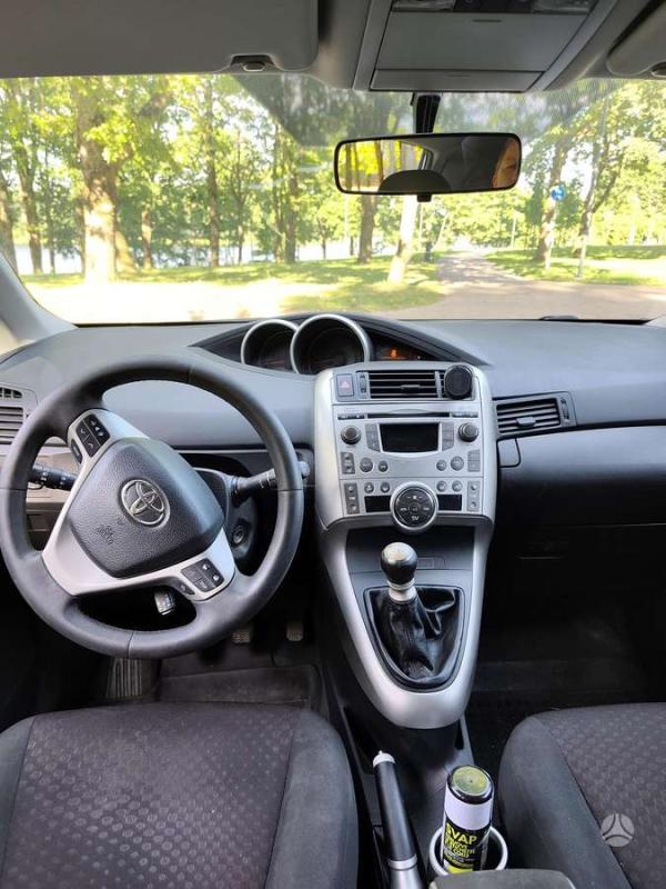 Pelēks Toyota Verso 2011 Plungė, ar dzinēja tilpumu 2.00 L un nobraukumu 190 tūkst. km par 3000 €, foto 9 vietnē AUTOMOTO.COM.LV