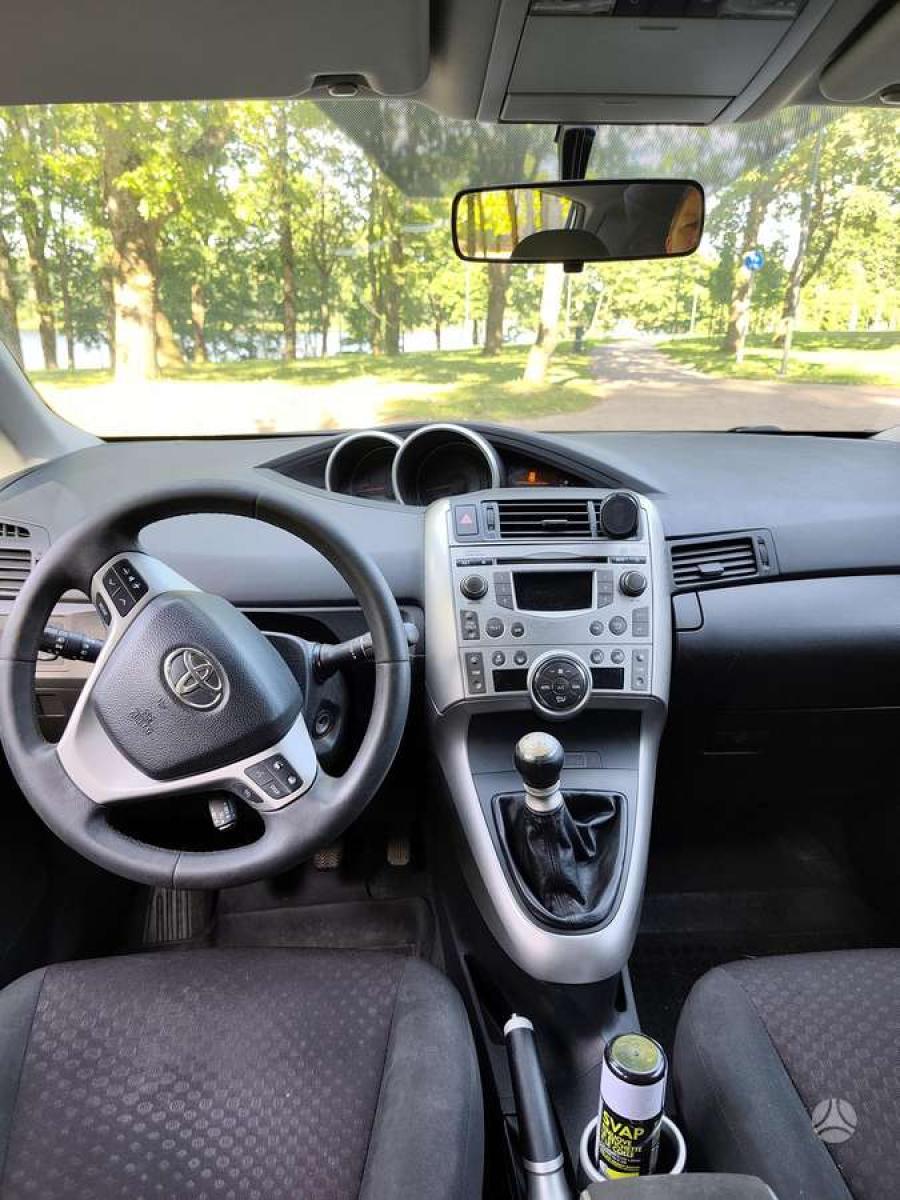 Pelēks Toyota Verso 2011 Plungė, ar dzinēja tilpumu 2.00 L un nobraukumu 190 tūkst. km par 3000 €, foto 9 vietnē AUTOMOTO.COM.LV