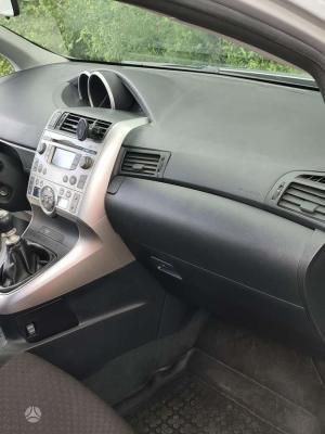 Pelēks Toyota Verso 2011 Plungė, ar dzinēja tilpumu 2.00 L un nobraukumu 190 tūkst. km par 3000 €, foto 10 vietnē AUTOMOTO.COM.LV