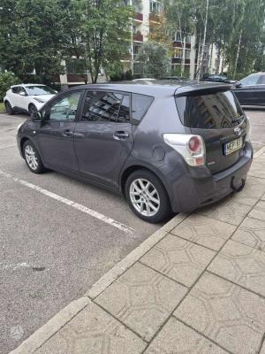 Pelēks Toyota Verso 2011 Panevēža, ar dzinēja tilpumu 2.00 L un nobraukumu 29 tūkst. km par 3800 €, foto 5 vietnē AUTOMOTO.COM.LV