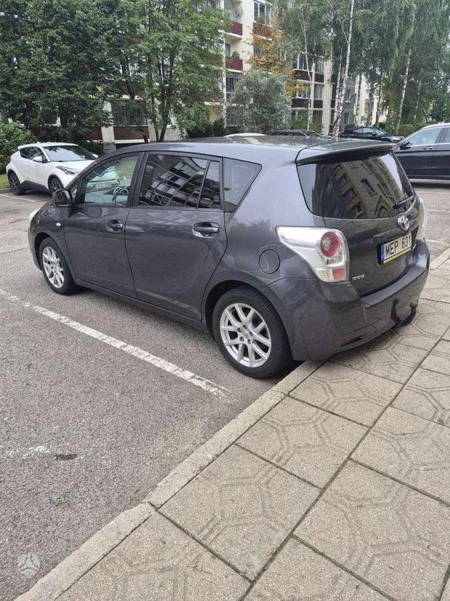 Pelēks Toyota Verso 2011 Panevēža, ar dzinēja tilpumu 2.00 L un nobraukumu 29 tūkst. km par 3800 €, foto 5 vietnē AUTOMOTO.COM.LV