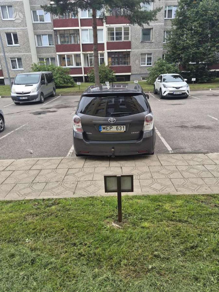Pelēks Toyota Verso 2011 Panevēža, ar dzinēja tilpumu 2.00 L un nobraukumu 29 tūkst. km par 3800 €, foto 7 vietnē AUTOMOTO.COM.LV