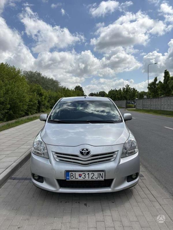 Pelēks Toyota Verso 2011 Viļņa, ar dzinēja tilpumu 2.23 L un nobraukumu 275 tūkst. km par 4600 €, foto 1 vietnē AUTOMOTO.COM.LV