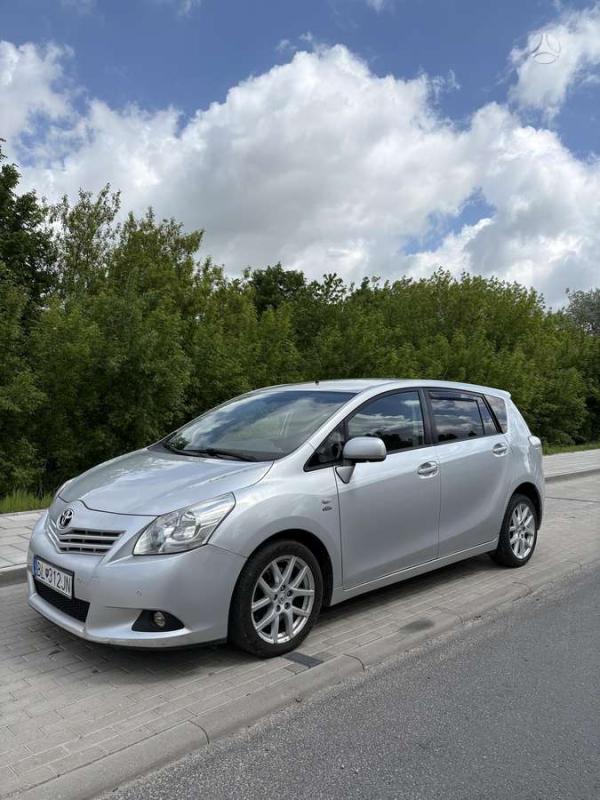 Pelēks Toyota Verso 2011 Viļņa, ar dzinēja tilpumu 2.23 L un nobraukumu 275 tūkst. km par 4600 €, foto 3 vietnē AUTOMOTO.COM.LV