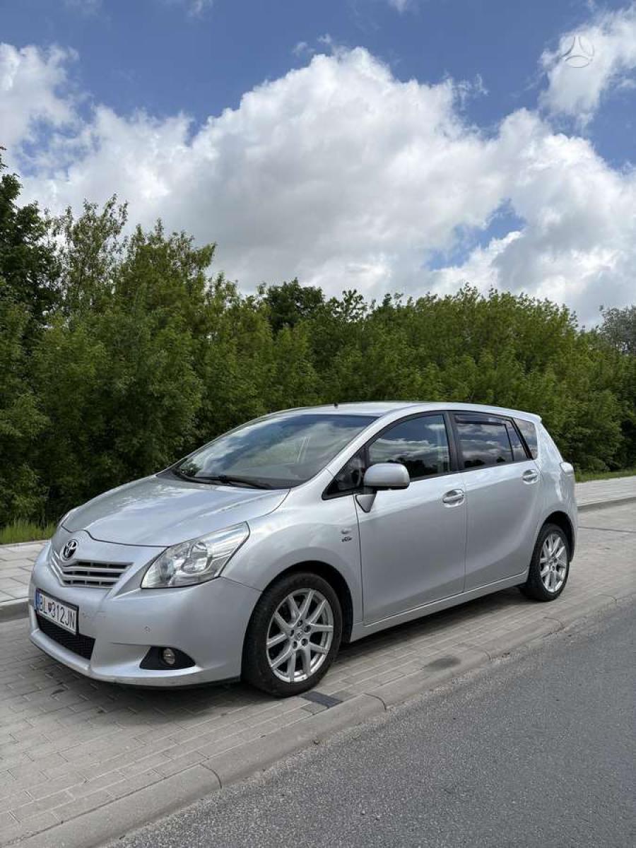 Grey Toyota Verso 2011 in Vilnius, with an engine capacity of 2.23 L and mileage of 275 thousand km for 4600 €, photo 3 on AUTOMOTO.COM.LV