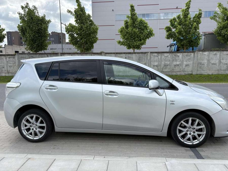 Grey Toyota Verso 2011 in Vilnius, with an engine capacity of 2.23 L and mileage of 275 thousand km for 4600 €, photo 5 on AUTOMOTO.COM.LV