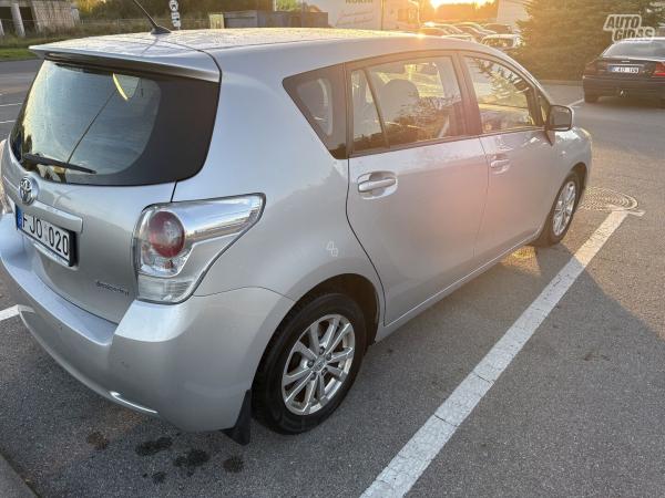 Pelēks Toyota Verso 2011 Panevēža, ar dzinēja tilpumu 2.00 L un nobraukumu 170 tūkst. km par 4950 €, foto 3 vietnē AUTOMOTO.COM.LV