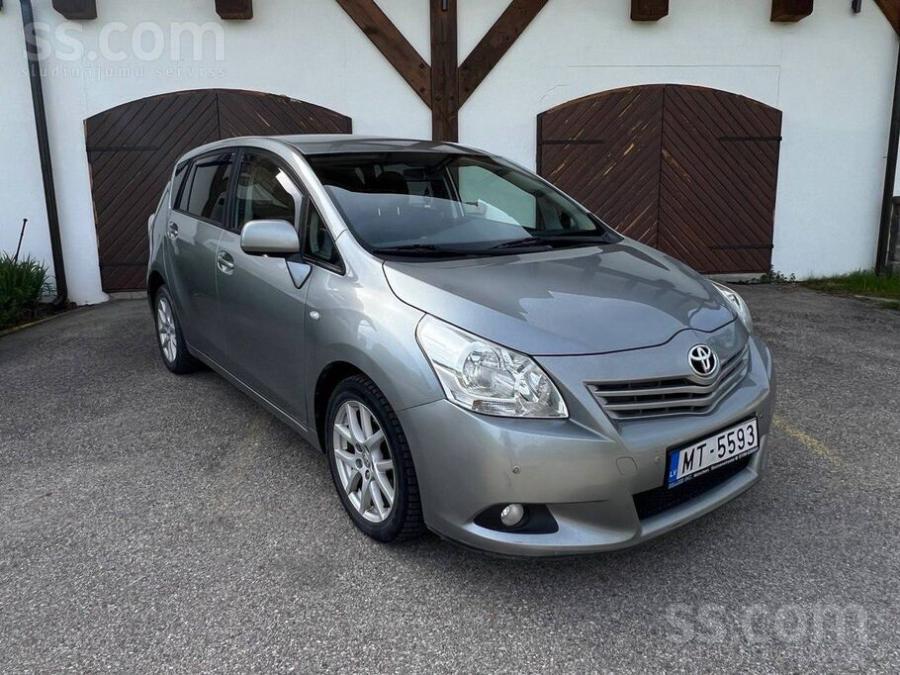 Pelēks Toyota Verso 2012 Jelgava, ar dzinēja tilpumu 2.00 L un nobraukumu 250 tūkst. km par 5450 €, foto 3 vietnē AUTOMOTO.COM.LV