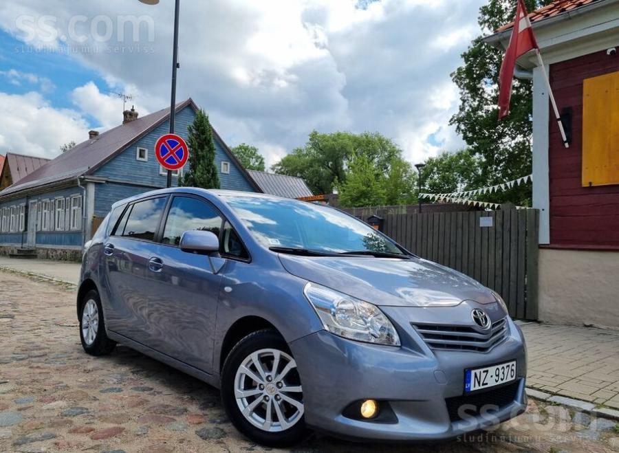 Pelēks Toyota Verso 2012 Jelgava, ar dzinēja tilpumu 2.00 L un nobraukumu 228 tūkst. km par 3850 €, foto 4 vietnē AUTOMOTO.COM.LV