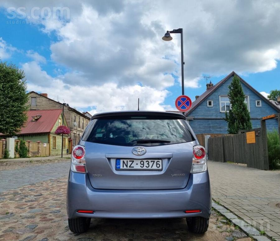 Grey Toyota Verso 2012 in Jelgava, with an engine capacity of 2.00 L and mileage of 228 thousand km for 6850 €, photo 12 on AUTOMOTO.COM.LV