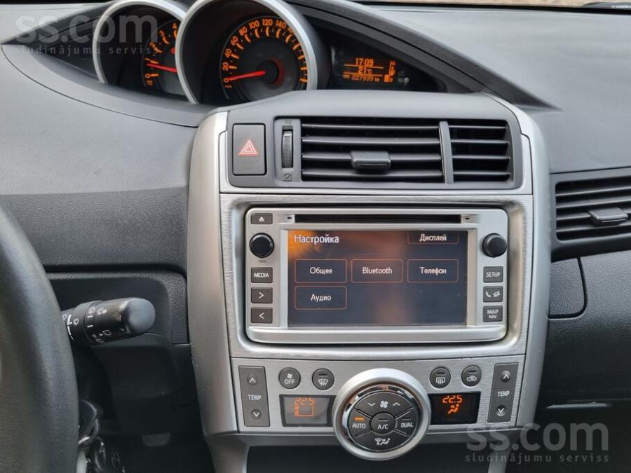 Grey Toyota Verso 2012 in Jelgava, with an engine capacity of 2.00 L and mileage of 228 thousand km for 6850 €, photo 25 on AUTOMOTO.COM.LV