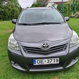 Pelēks Toyota Verso 2012 Daugavpils, ar dzinēja tilpumu 2.00 L un nobraukumu 190 tūkst. km par 5600 €, foto 1 vietnē AUTOMOTO.COM.LV