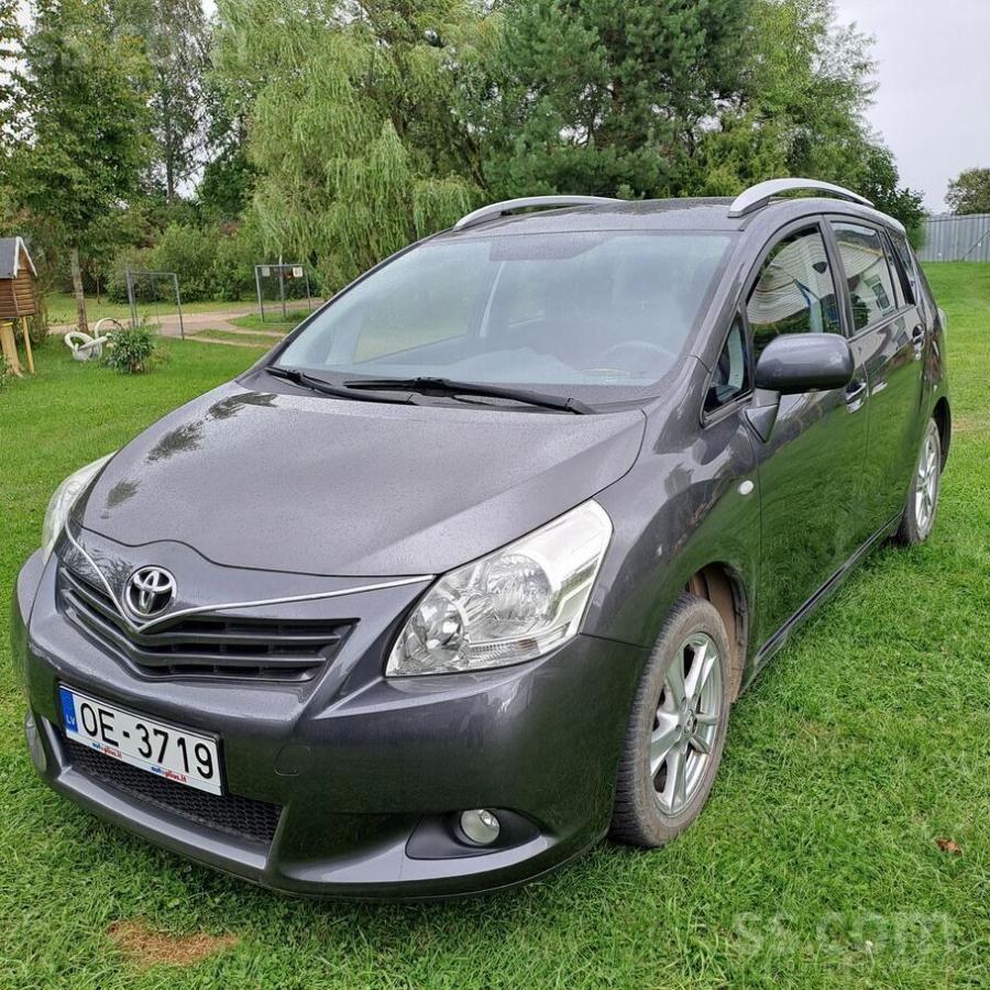 Pelēks Toyota Verso 2012 Daugavpils, ar dzinēja tilpumu 2.00 L un nobraukumu 190 tūkst. km par 5600 €, foto 3 vietnē AUTOMOTO.COM.LV