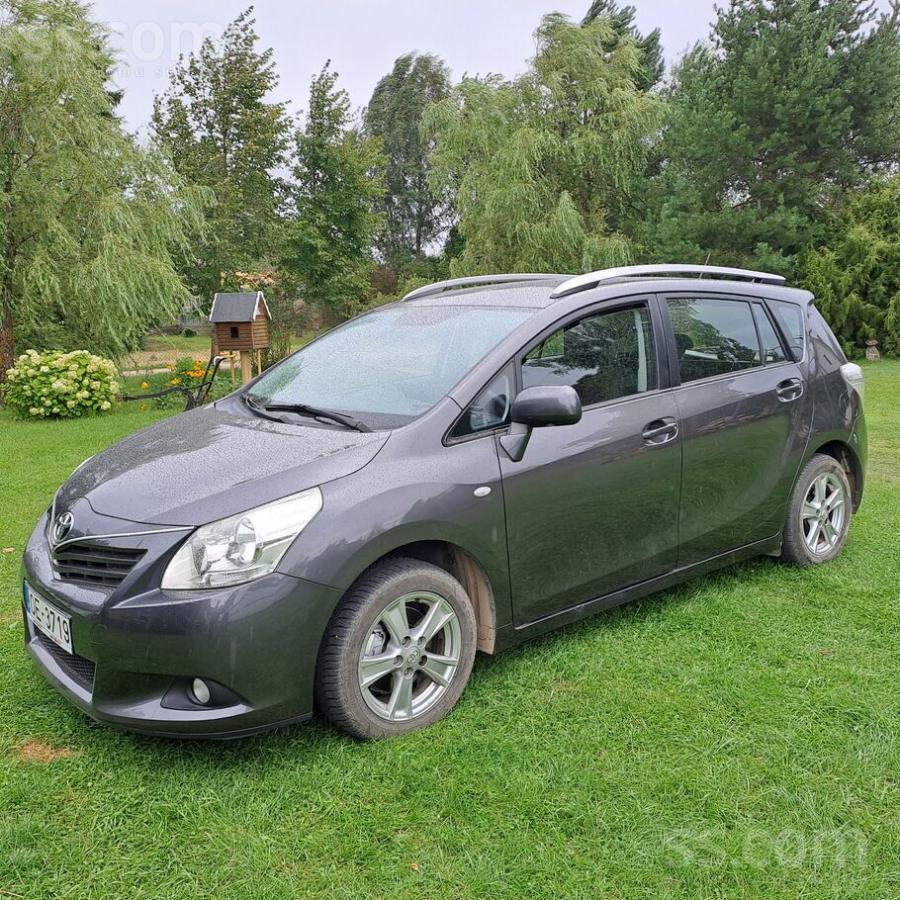 Pelēks Toyota Verso 2012 Daugavpils, ar dzinēja tilpumu 2.00 L un nobraukumu 190 tūkst. km par 5600 €, foto 11 vietnē AUTOMOTO.COM.LV