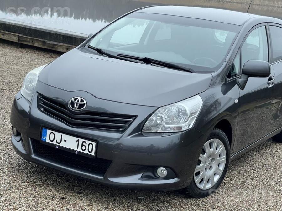 Grey Toyota Verso 2012 in Jurmala, with an engine capacity of 2.00 L and mileage of 0 thousand km for 4750 €, photo 8 on AUTOMOTO.COM.LV