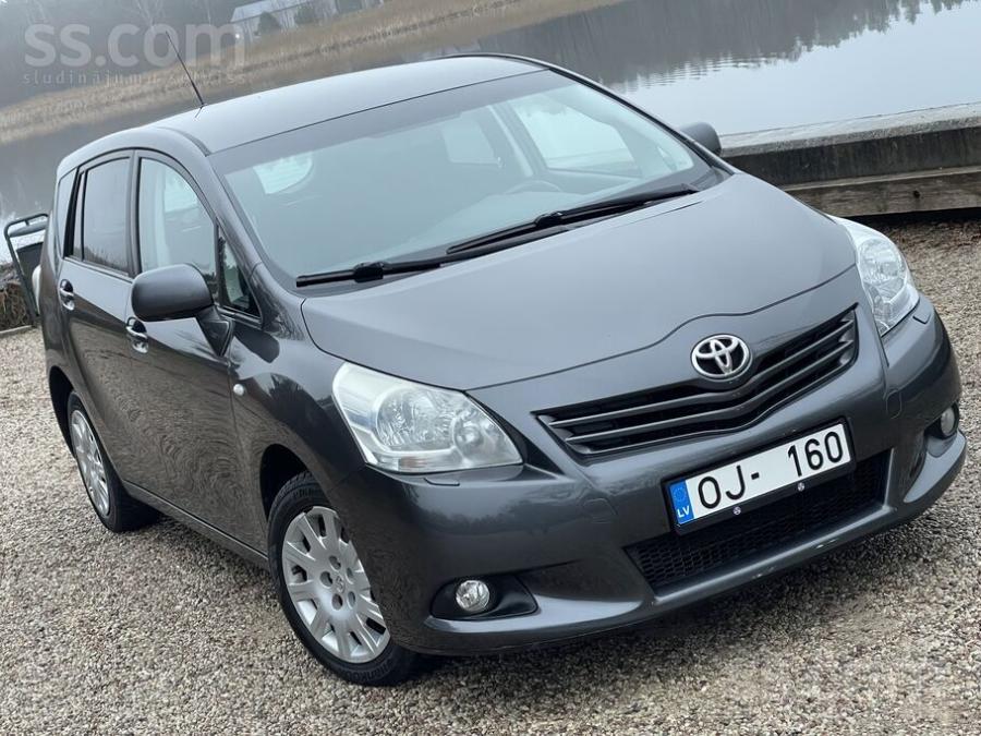 Grey Toyota Verso 2012 in Jurmala, with an engine capacity of 2.00 L and mileage of 0 thousand km for 4750 €, photo 17 on AUTOMOTO.COM.LV