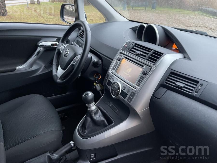 Grey Toyota Verso 2012 in Jurmala, with an engine capacity of 2.00 L and mileage of 0 thousand km for 4750 €, photo 33 on AUTOMOTO.COM.LV