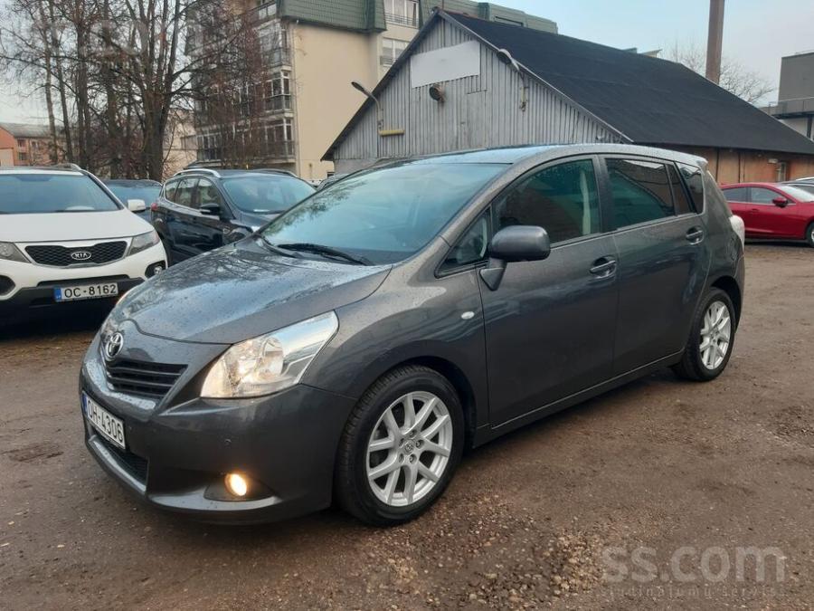 Pelēks Toyota Verso 2012 Daugavpils, ar dzinēja tilpumu 2.00 L un nobraukumu 0 tūkst. km par 6500 €, foto 2 vietnē AUTOMOTO.COM.LV