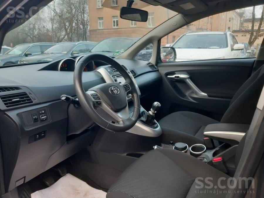 Pelēks Toyota Verso 2012 Daugavpils, ar dzinēja tilpumu 2.00 L un nobraukumu 0 tūkst. km par 6500 €, foto 11 vietnē AUTOMOTO.COM.LV