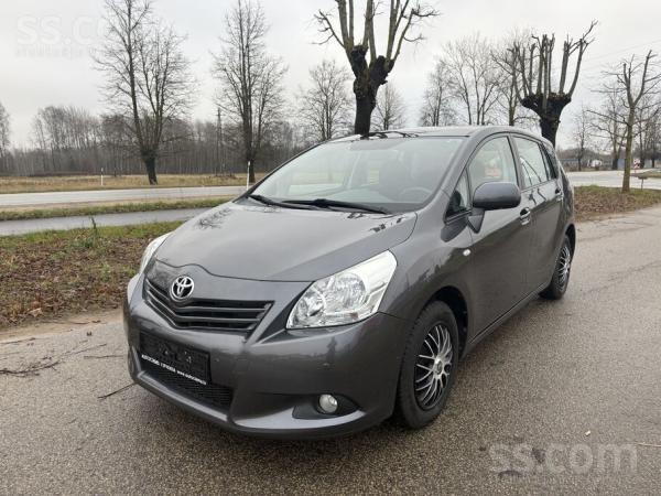 Grey Toyota Verso 2012 in Ogre, with an engine capacity of 1.80 L and mileage of 123 thousand km for 7899 €, photo 1 on AUTOMOTO.COM.LV