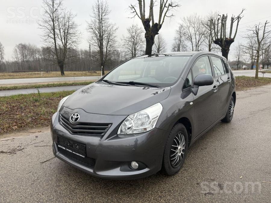 Grey Toyota Verso 2012 in Ogre, with an engine capacity of 1.80 L and mileage of 123 thousand km for 7899 €, photo 1 on AUTOMOTO.COM.LV