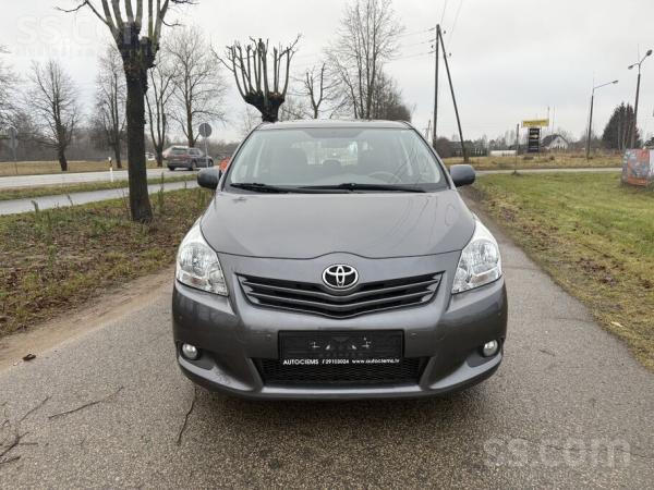 Grey Toyota Verso 2012 in Ogre, with an engine capacity of 1.80 L and mileage of 123 thousand km for 7899 €, photo 2 on AUTOMOTO.COM.LV