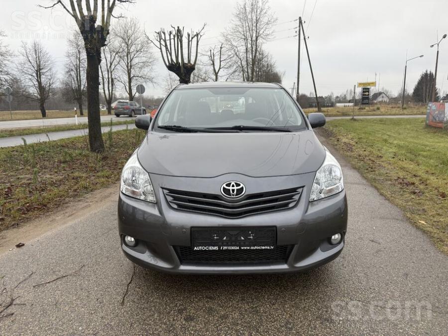 Grey Toyota Verso 2012 in Ogre, with an engine capacity of 1.80 L and mileage of 123 thousand km for 7899 €, photo 2 on AUTOMOTO.COM.LV