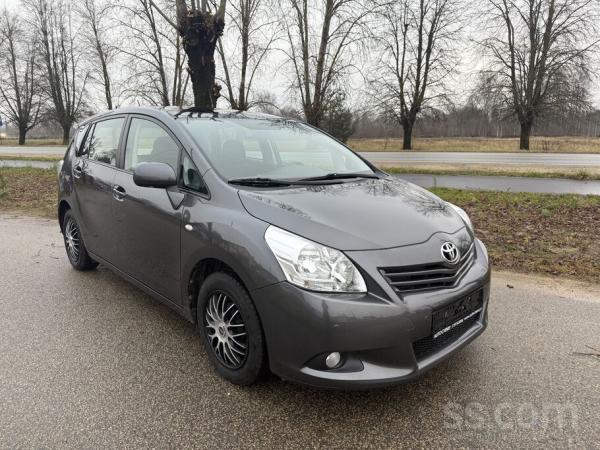 Grey Toyota Verso 2012 in Ogre, with an engine capacity of 1.80 L and mileage of 123 thousand km for 7899 €, photo 3 on AUTOMOTO.COM.LV