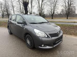 Grey Toyota Verso 2012 in Ogre, with an engine capacity of 1.80 L and mileage of 123 thousand km for 7899 €, photo 3 on AUTOMOTO.COM.LV