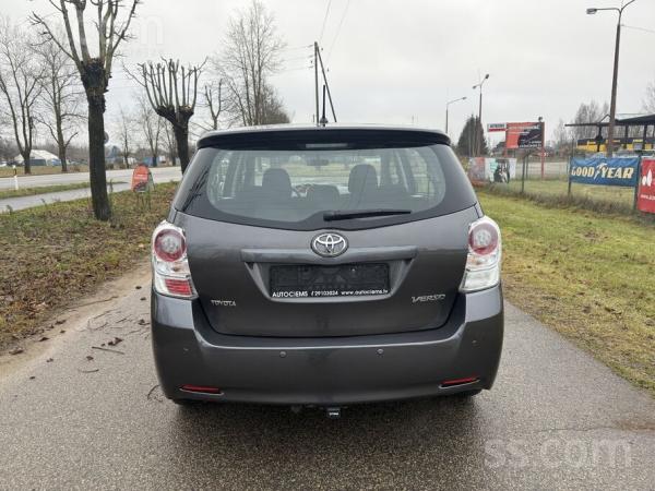 Grey Toyota Verso 2012 in Ogre, with an engine capacity of 1.80 L and mileage of 123 thousand km for 7899 €, photo 4 on AUTOMOTO.COM.LV