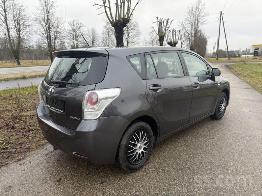 Grey Toyota Verso 2012 in Ogre, with an engine capacity of 1.80 L and mileage of 123 thousand km for 7899 €, photo 5 on AUTOMOTO.COM.LV