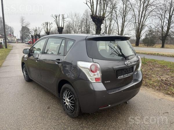 Grey Toyota Verso 2012 in Ogre, with an engine capacity of 1.80 L and mileage of 123 thousand km for 7899 €, photo 6 on AUTOMOTO.COM.LV