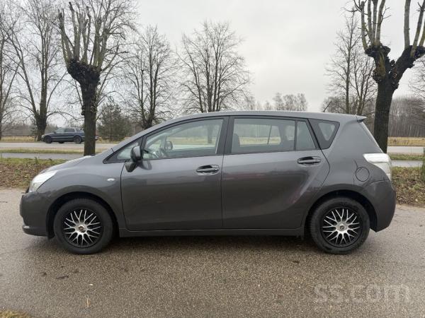 Grey Toyota Verso 2012 in Ogre, with an engine capacity of 1.80 L and mileage of 123 thousand km for 7899 €, photo 7 on AUTOMOTO.COM.LV