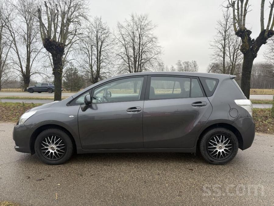 Grey Toyota Verso 2012 in Ogre, with an engine capacity of 1.80 L and mileage of 123 thousand km for 7899 €, photo 7 on AUTOMOTO.COM.LV